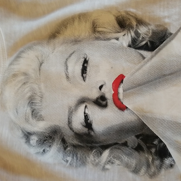 MIAMI STYLE | Tops | Miami Style Miami Dolphins Shirt With Marylin ...